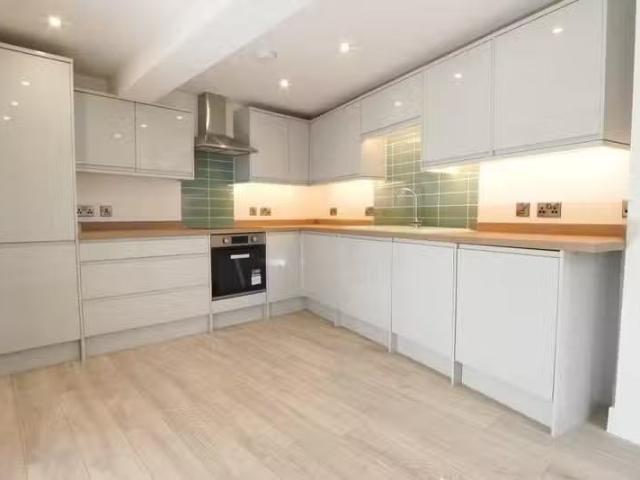 Cheap 2 BA 3 bedroom semi detached house for rent in Kingshill.