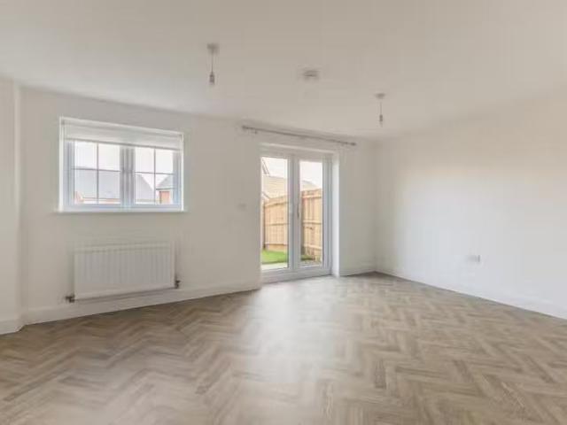 Cozy 2 BA 3 bedroom semi detached house for rent in Leaf Livin.