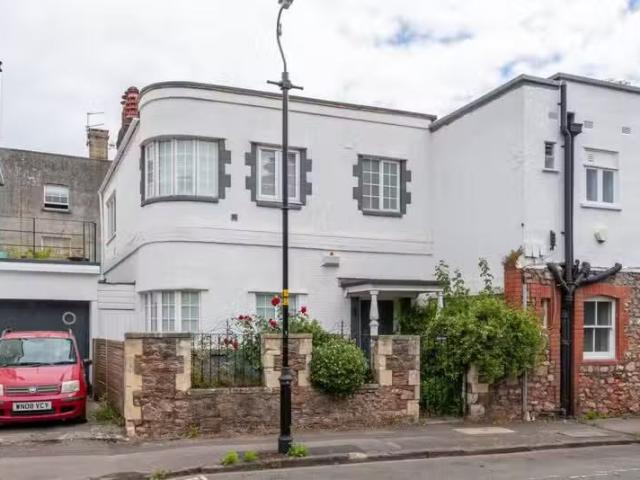 Deal! 2 BA 3 bedroom semi detached house for rent in Pembroke.