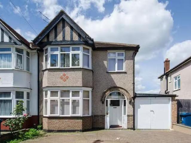 Charming 2 BA 3 bedroom semi detached house for rent in The Av.