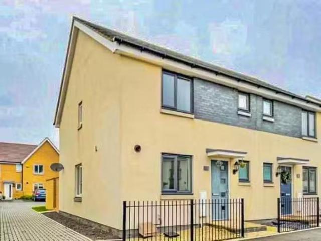For Rent! 2 BA 3 bedroom semi detached house for rent in Wood.