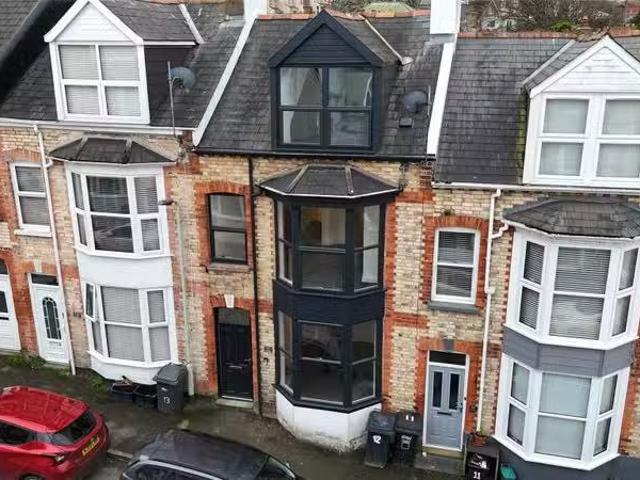 Cozy 2 BA 4 bedroom terraced house for rent in Burrow Road, Il.