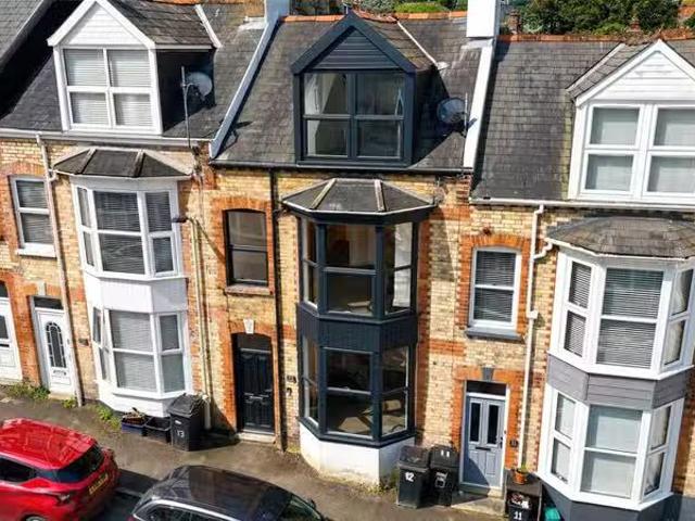 Rental! 2 BA 4 bedroom terraced house for rent in Burrow Road.