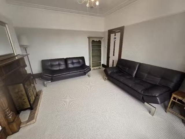 For Rent! 2 BA 4 bedroom terraced house for rent in Leslie Roa.