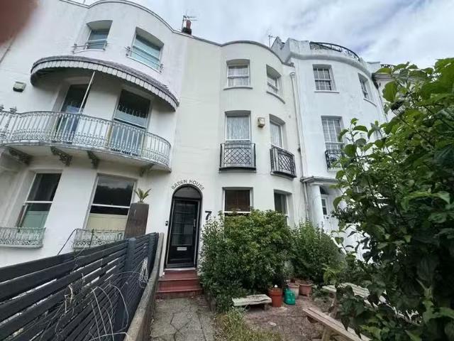 For Rent! 2 BA 4 bedroom terraced house for rent in St Peters.