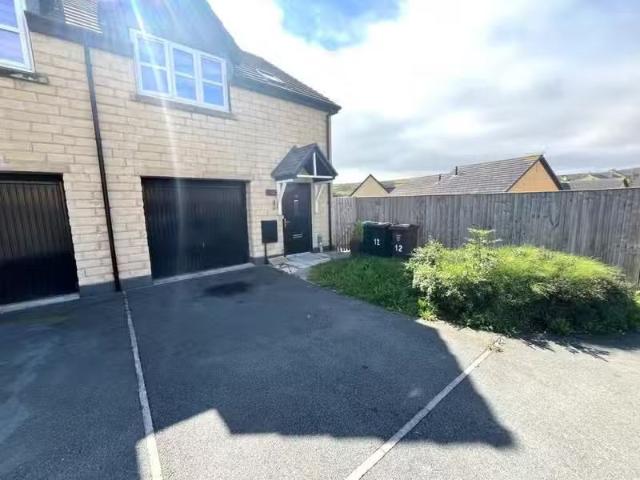 For Rent! 2 BA 4 bedroom town house for rent in Tempest Close.
