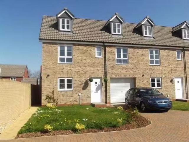 Cozy 2 BA 4 bedroom town house for rent in The Rydons, Exeter.