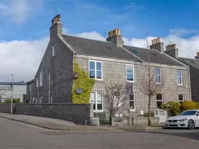 Charming 2 BA 4 bedroom apartment for rent in Irvine Place, Ab.