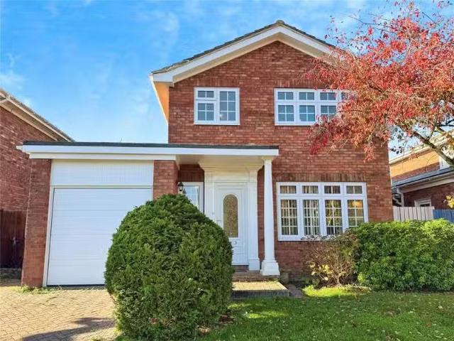 Nice 2 BA 4 bedroom Detached House to rent, Meadow View Road.