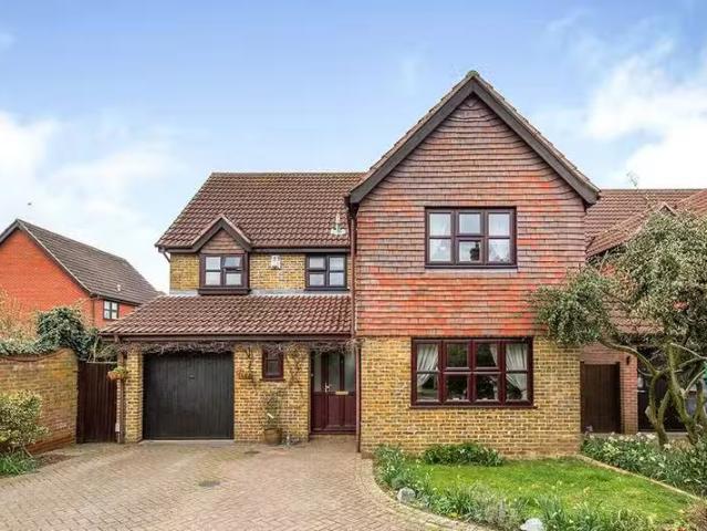 Unique 2 BA 4 bedroom Detached House to rent, The Mead, New As.