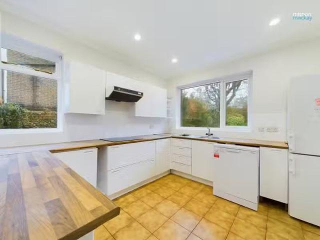 Rental! 2 BA 4 bedroom detached house for rent in Hove Park Ro.
