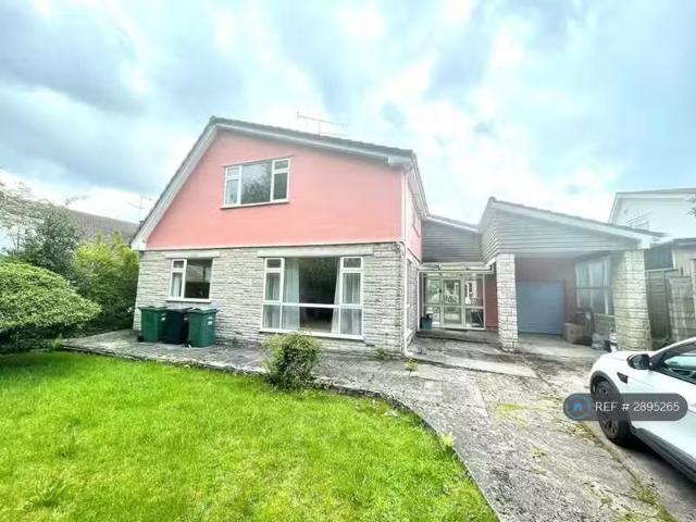 For Rent! 2 BA 4 bedroom detached house for rent in Manor Way.