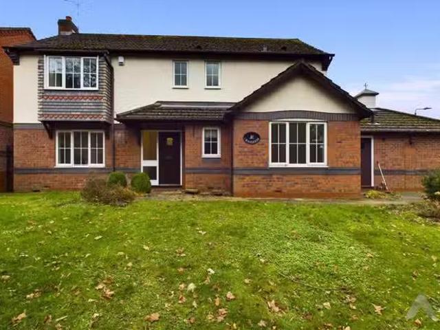 Rental! 2 BA 4 bedroom detached house for rent in Maple Close.