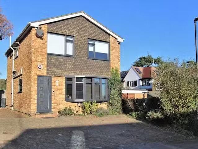 Unique 2 BA 4 bedroom detached house for rent in Robson Close.