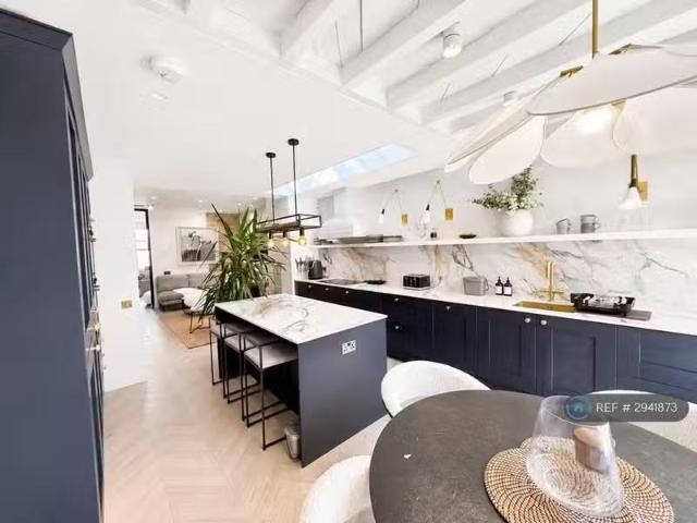 For Rent! 2 BA 4 bedroom end of terrace house for rent in Foxb.