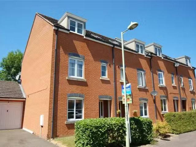 Cheap 2 BA 4 bedroom end of terrace house for rent in Kingfish.
