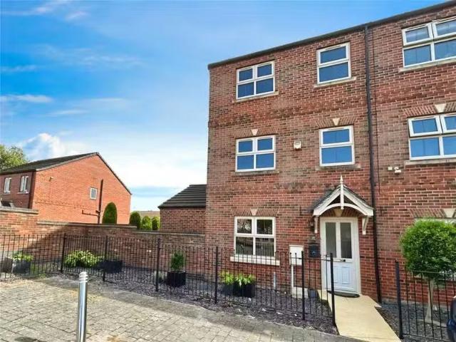 Just in! 2 BA 4 bedroom End Terrace House to rent, Levertons P.