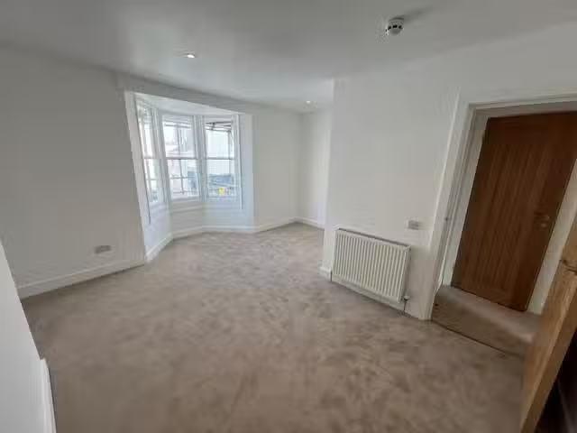 For Rent! 2 BA 4 bedroom flat for rent in Western Road, Hove.