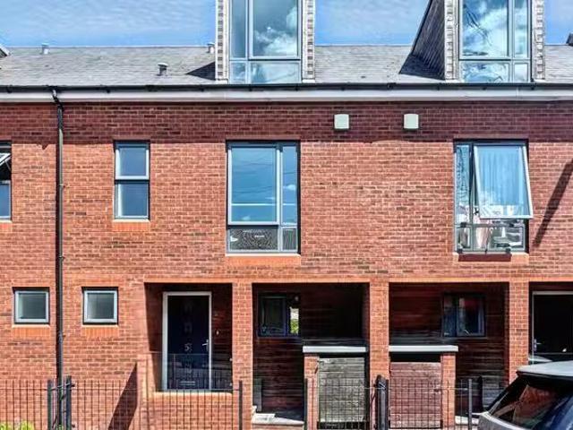 Just in! 2 BA 4 bedroom house for rent in Ashley Mews, Portvie.