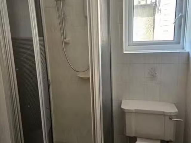 Cheap 2 BA 4 bedroom house for rent in High Street, Bristol, B.