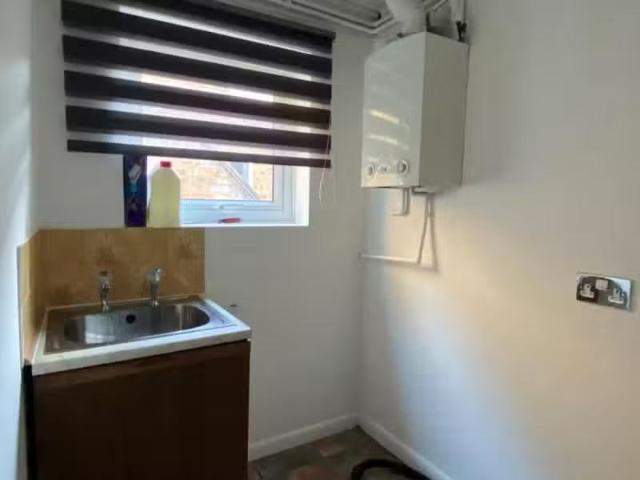 Unique 2 BA 4 bedroom house for rent in South Hill Road, Grave.