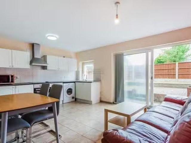 For Rent! 2 BA 4 bedroom maisonette for rent in Kelsey Close.