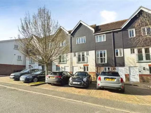 Cheap 2 BA 4 bedroom Mid Terrace House to rent, Ambleside Plac.