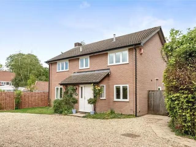 Just in! 2 BA 4 bedroom property to let in The Paddock, Brocke.