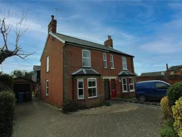 Cozy 2 BA 4 bedroom semi detached house for rent in Main Road.