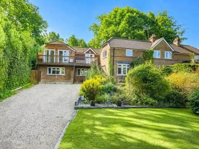 Unique 2 BA 4 bedroom semi detached house for rent in Bridle P.