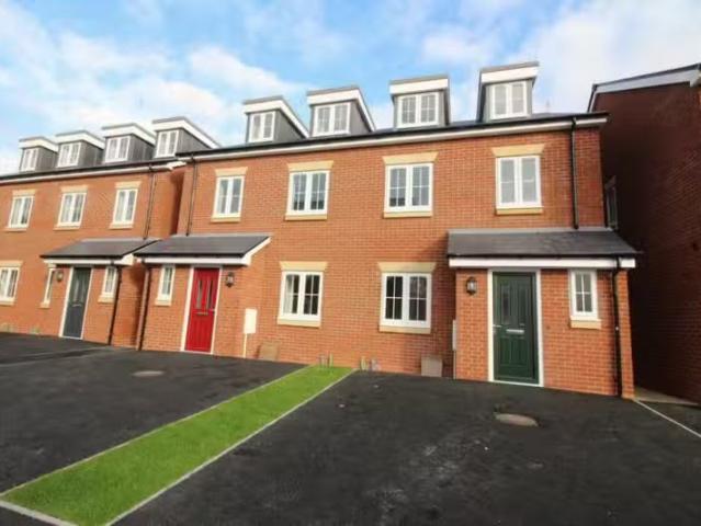 For Rent! 2 BA 4 bedroom semi detached house for rent in Hazel.