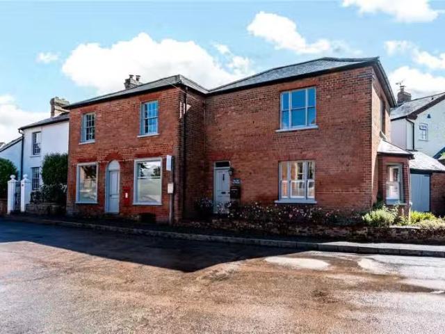 Just in! 2 BA 4 bedroom semi detached house for rent in High S.