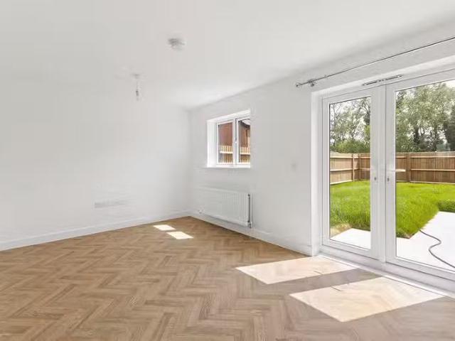 Unique 2 BA 4 bedroom semi detached house for rent in Leaf Liv.
