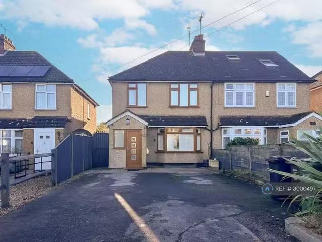 Nice 2 BA 4 bedroom semi detached house for rent in Park St La.