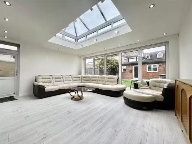Rental! 2 BA 4 bedroom Semi Detached House to rent, Alders Roa.