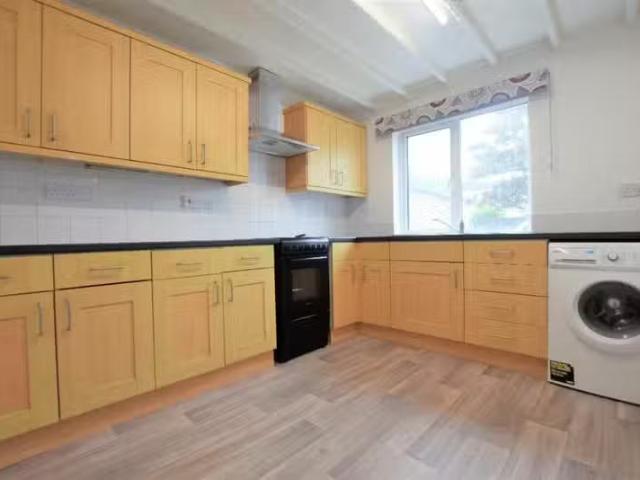 For Rent! 2 BA 5 bedroom terraced house for rent in Downs Road.