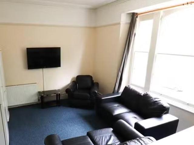 For Rent! 2 BA 5 bedroom apartment for rent in 11 Cambridge Pa.