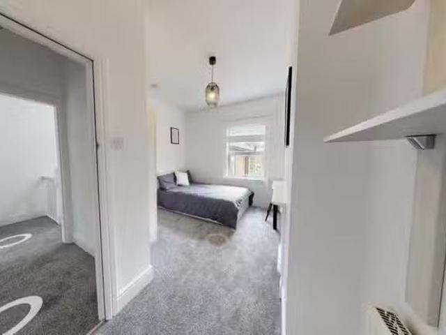 Cheap 2 BA 5 bedroom flat for rent in Harold Road, Birmingham.