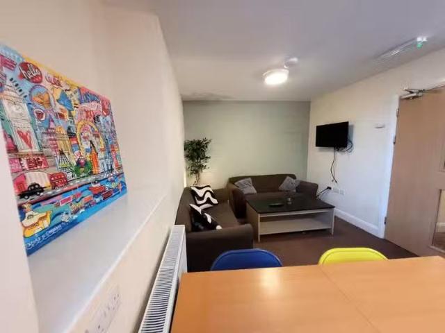 Cozy 2 BA 5 bedroom flat share for rent in Queen Street, Lanca.