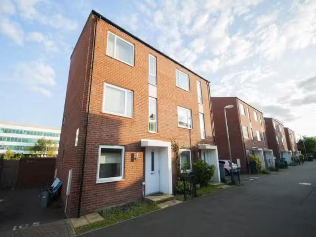 Cheap 2 BA 5 bedroom house for rent in Aviation Avenue, Hatfie.