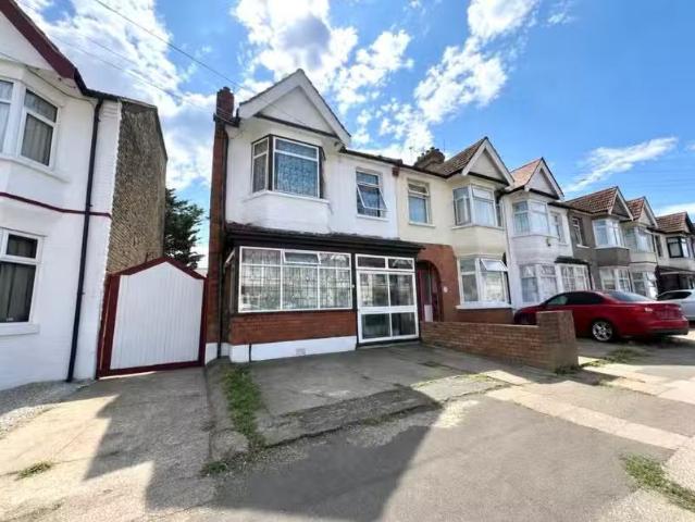 Nice 2 BA 5 bedroom house for rent in Cavenham Gardens, Ilford.