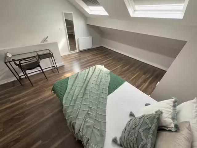 Just in! 2 BA 5 bedroom house for rent in Empress Road,,, L7