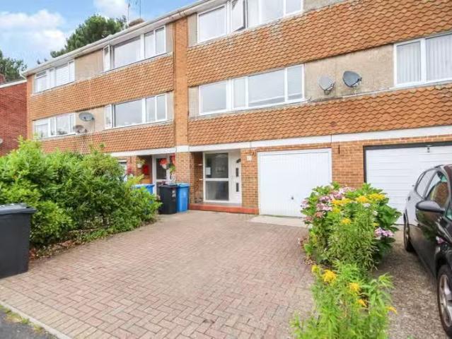 For Rent! 2 BA 5 bedroom property for rent in Dereham Way, Poo.