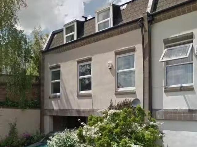 Charming 2 BA 6 bedroom terraced house for rent in Dove Street.
