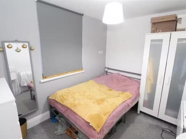 Cozy 2 BA 6 bedroom terraced house for rent in Parkfield Place.