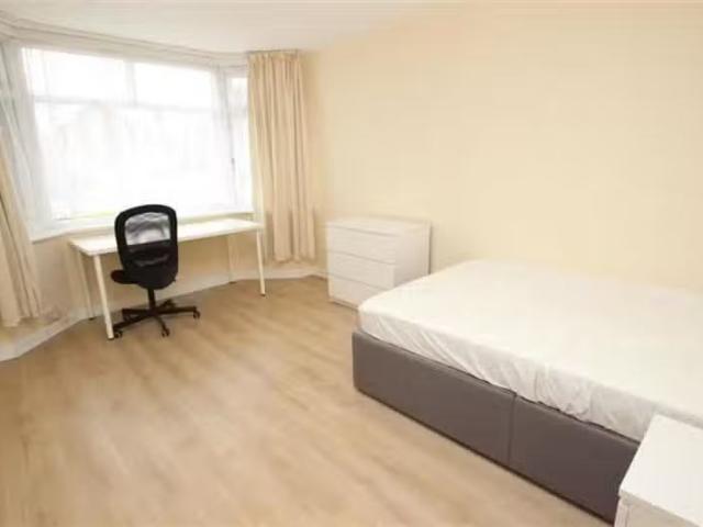For Rent! 2 BA 6 bedroom detached bungalow for rent in Bryant.