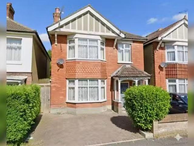 Deal! 2 BA 6 bedroom house for rent in Frederica Road, Winton.