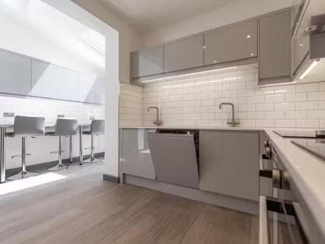 Rental! 2 BA 6 bedroom property for rent in Sandy Park Road, B.