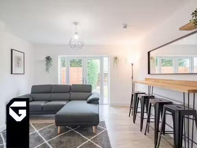 Just in! 2 BA 6 bedroom semi detached house for rent in Roycro.