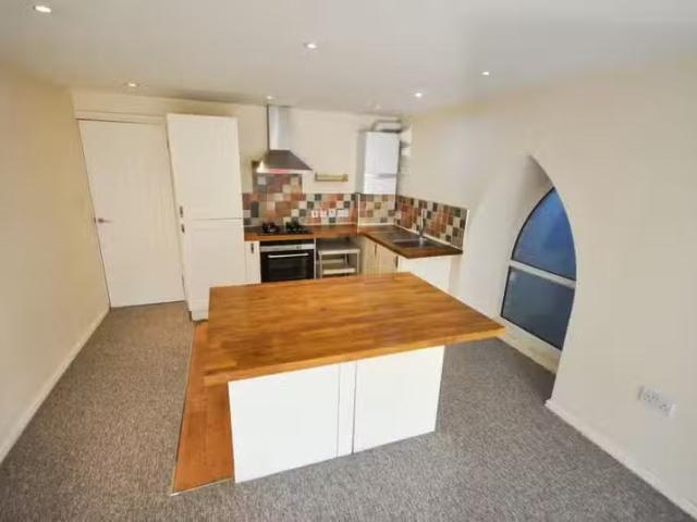 Cozy 2 bedroom apartment for rent in Bell Hill Road, Bristol.